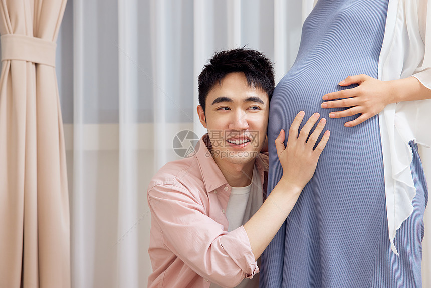 奶爸听怀孕妻子胎动高清图片下载 正版图片506949101 摄图网