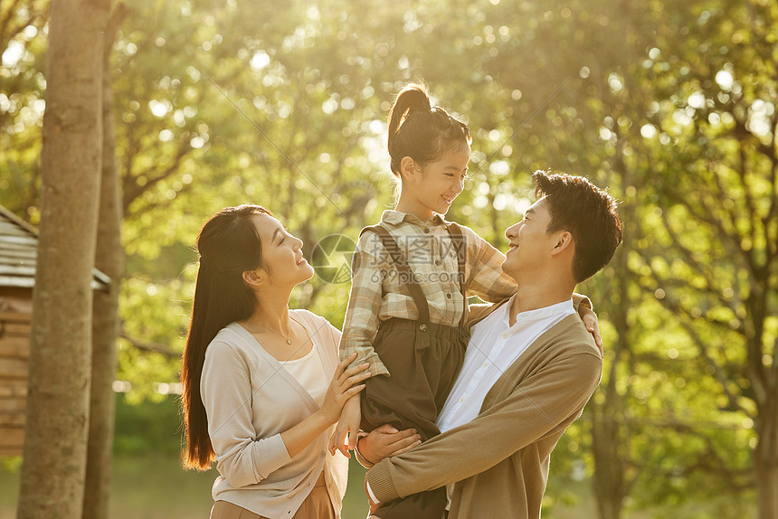 幸福的一家三口户外郊游高清图片下载-正版图片506953542-摄图网