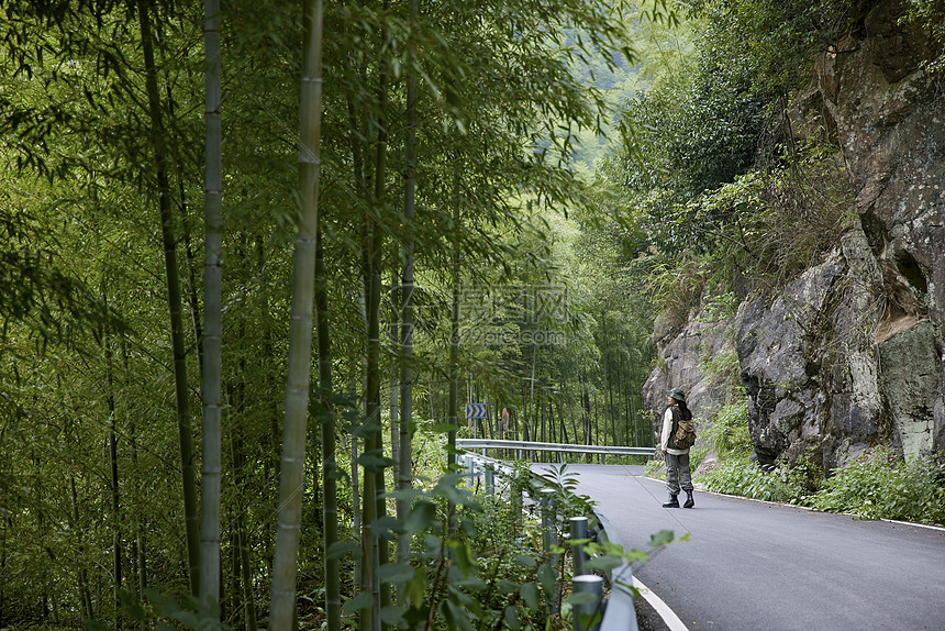 女青年在户外徒步背影高清图片下载-正版图片506953587-摄图网