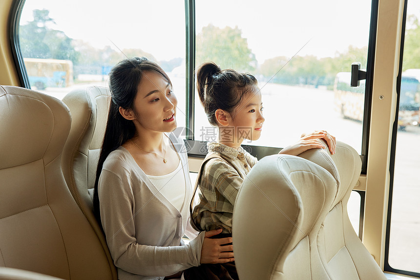 妈妈带女儿坐游览车看动物高清图片下载-正版图片506954407-摄图网