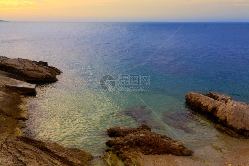 亚得里亚海多彩水与岩石海岸高清图片下载-正版图片506989141-摄图网