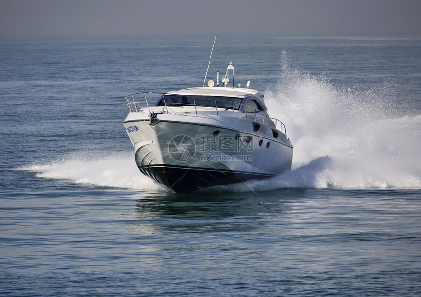 意大利提里尼亚海菲密米契诺罗马沿岸的蒂雷尼亚海豪华游艇Rizza高清图片下载-正版图片507002312-摄图网