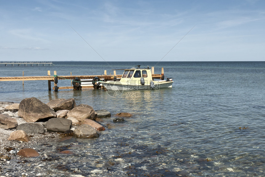 在丹麦朱特兰东海岸的一个小码头的一艘小船高清图片下载-正版图片507017249-摄图网