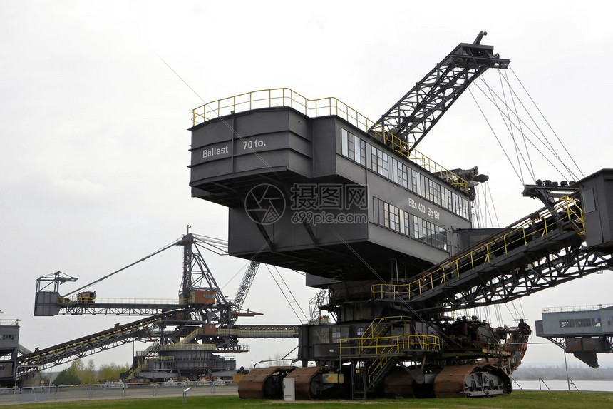 采煤机在废弃的矿井中高清图片下载-正版图片507077548-摄图网