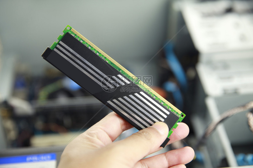 手持PCRAM进行安装高清图片下载-正版图片507084507-摄图网