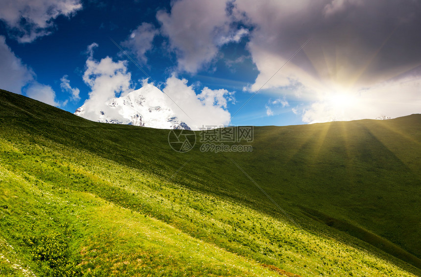 Chkhutnieri山口Tetnuldi冰川脚下的高山草甸上斯瓦涅季高清图片下载-正版图片507101705-摄图网