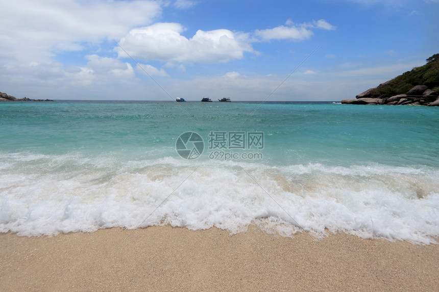 Semui岛海景在蓝色天空和海洋上飘浮高清图片下载-正版图片507103051-摄图网