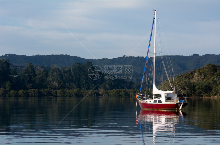 红色帆船停靠在新西兰群岛高清图片下载-正版图片507119937-摄图网