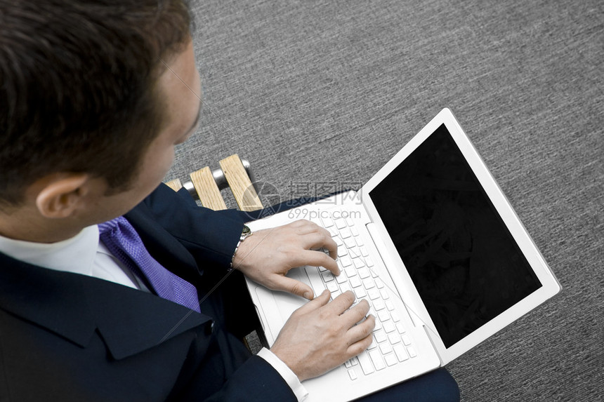 使用计算机的商人高清图片下载-正版图片507129689-摄图网
