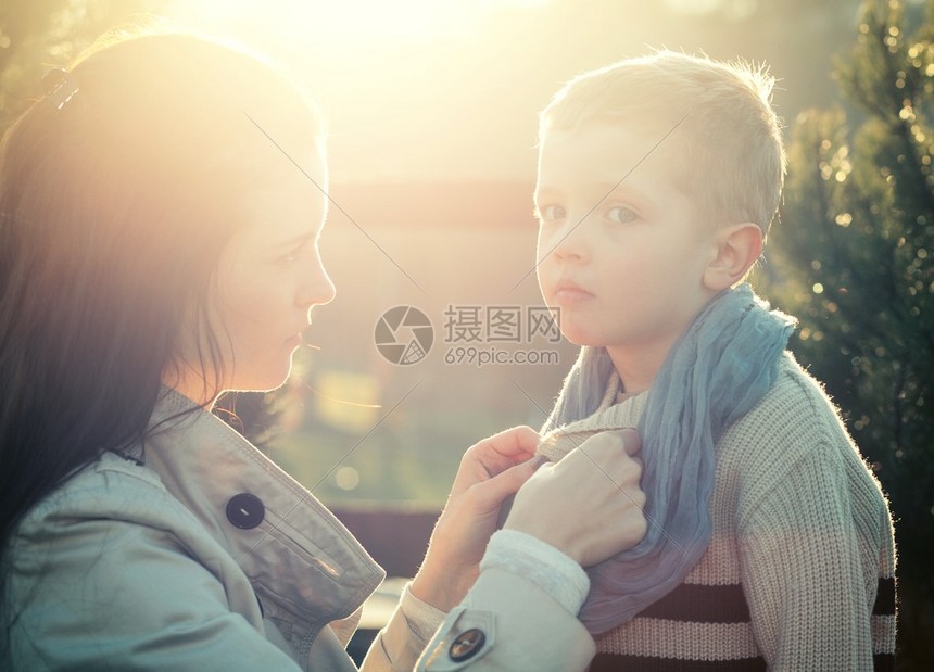 在户外散步时妈给孩子戴上围巾高清图片下载-正版图片507137519-摄图网