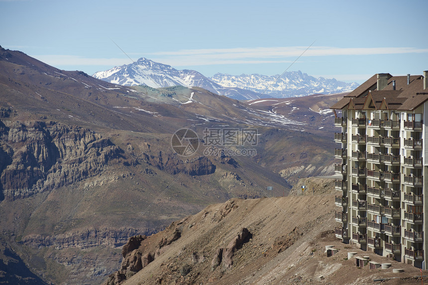 酒店位于靠近智利首都圣地亚哥的安第斯山脉的ValleNevado滑雪胜地春天拍摄的图像高清图片下载-正版图片507165624-摄图网