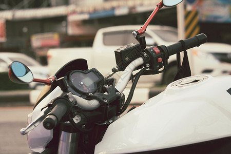 日出时多姿彩的牵控板摩托车软焦高清图片下载-正版图片507228354-摄图网