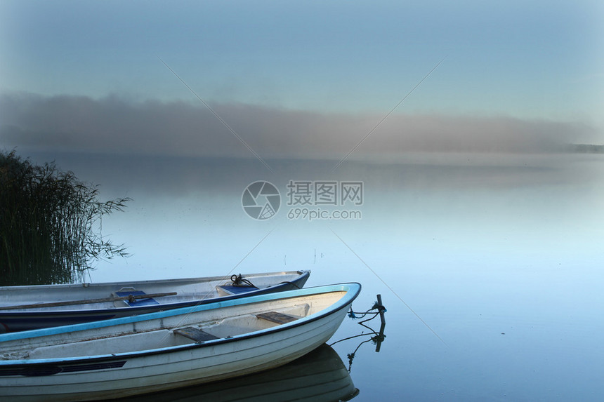 丹麦的湖泊空船和雾在地平线上消散高清图片下载-正版图片507183512-摄图网