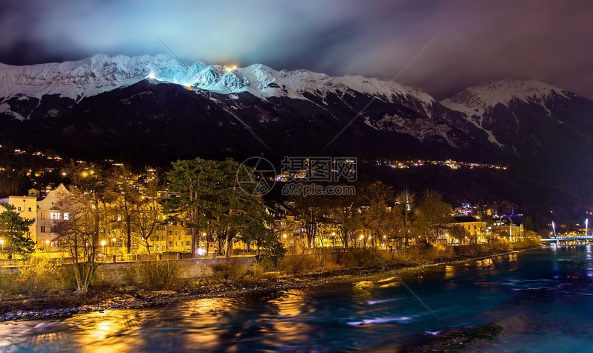 Innsbruck夜间的银行高清图片下载-正版图片507183550-摄图网