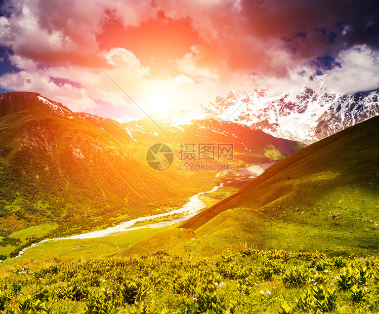 Chkhutnieri山口施哈拉山脚下的高山草甸上斯瓦涅季高清图片下载-正版图片507187860-摄图网