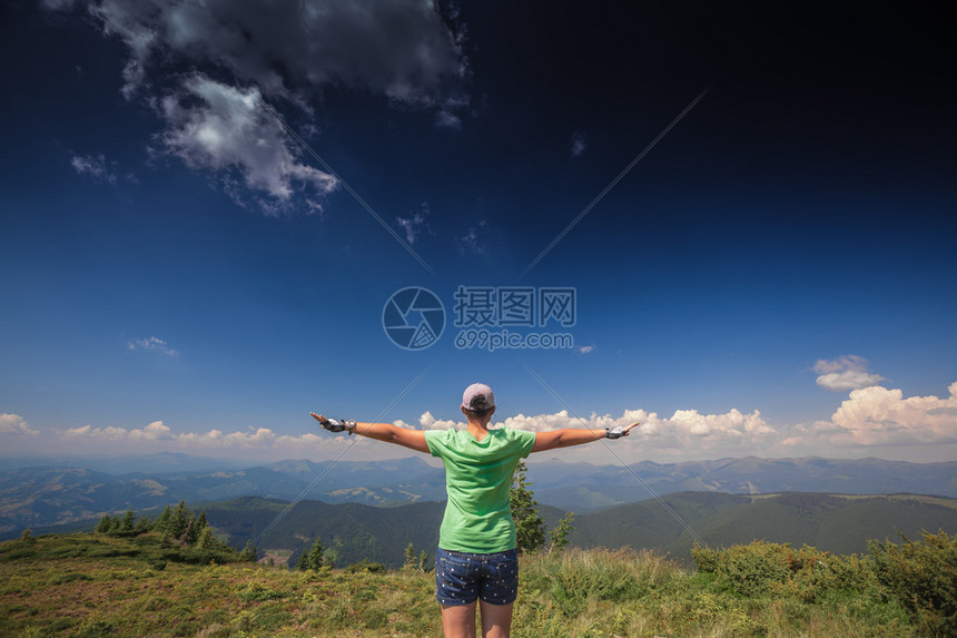 站在山顶上张开双臂的女人高清图片下载-正版图片507210386-摄图网