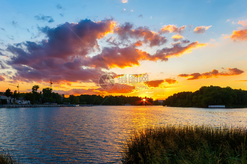 乌克兰Khmelnytskyi南虫河上惊高清图片下载-正版图片507221660-摄图网