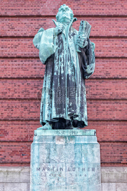 马丁路德国神学家在汉堡的铜像高清图片下载-正版图片507228120-摄图网