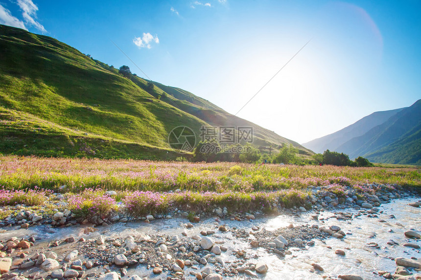 格鲁吉亚上斯瓦涅蒂高加索山脉美丽的高清图片下载-正版图片507232045-摄图网