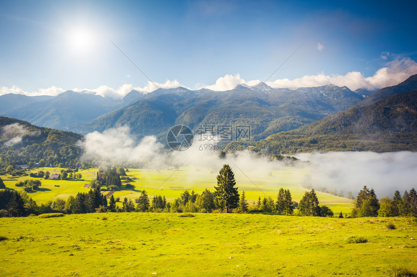 Triglav公园的雾谷景色极佳高清图片下载-正版图片507242085-摄图网