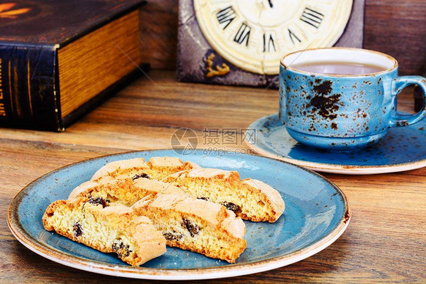 Kantuchchi与Almonds和Raisins合影高清图片下载-正版图片507266967-摄图网