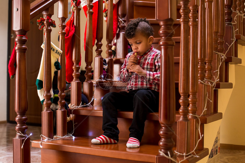 Mulatto的孩子玩风琴高清图片下载-正版图片507268979-摄图网