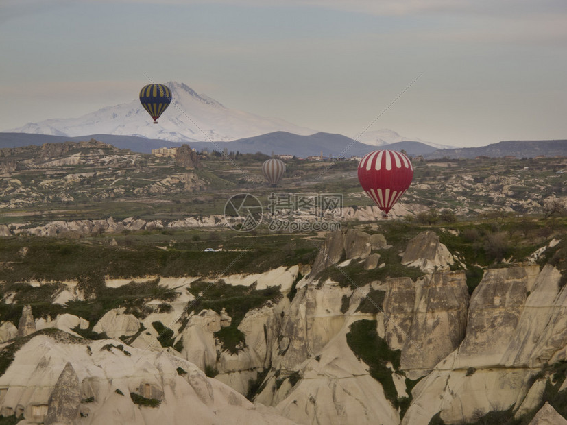 热气球在土耳其卡帕多西亚的岩高清图片下载-正版图片507272746-摄图网
