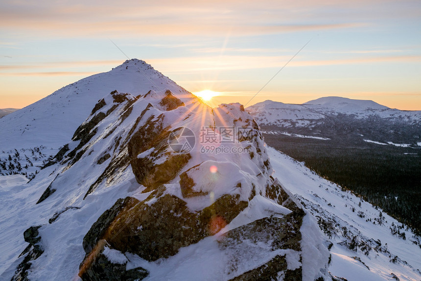 阳光照耀着蓝天太阳照耀高清图片下载-正版图片507278537-摄图网