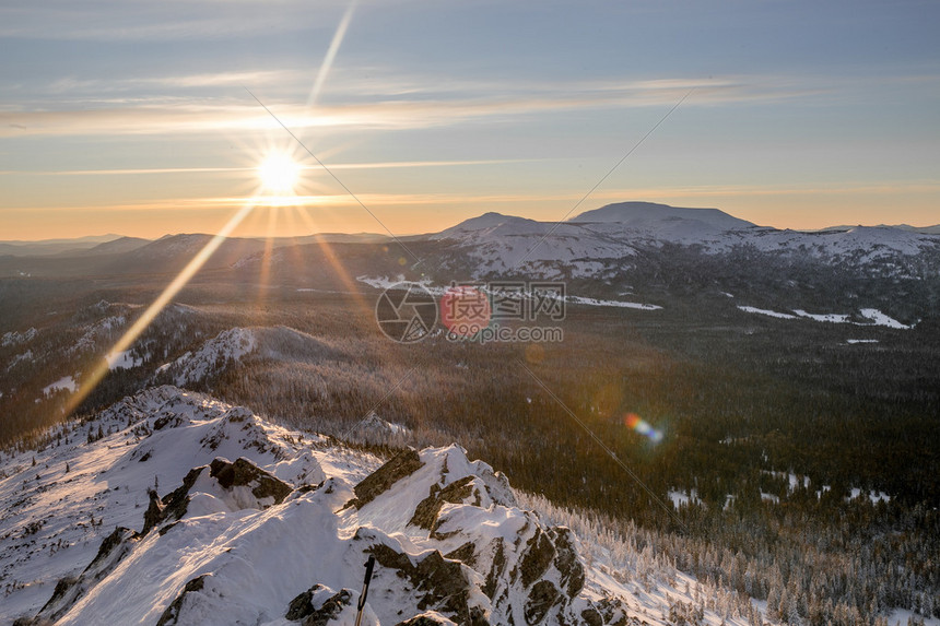 阳光照耀着蓝天太阳照耀高清图片下载-正版图片507278612-摄图网