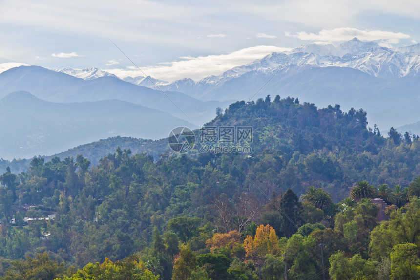 SanCerroCristobal的圣地亚哥市景在和云层天空前可以看到积聚物高清图片下载-正版图片507282582-摄图网