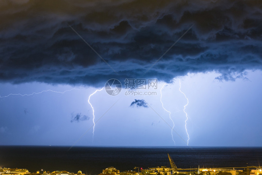 撞击城市光线的地上闪电云层群起高清图片下载-正版图片507288134-摄图网