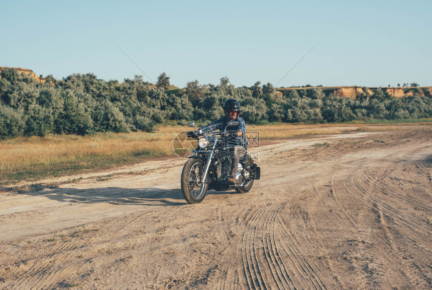 年轻人骑摩托车高清图片下载-正版图片507292317-摄图网