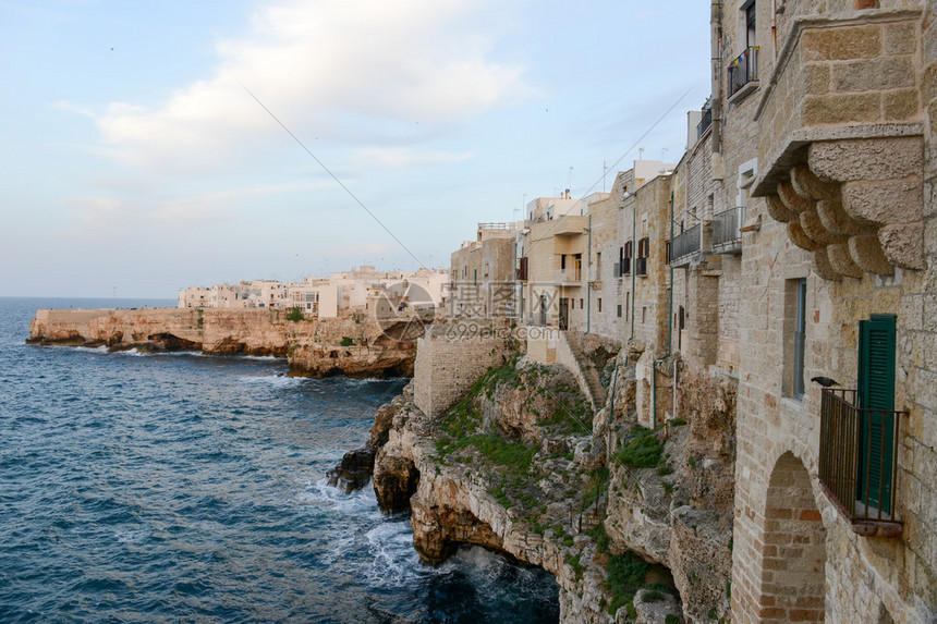 意大利Puglia岩石上建起的马地风景优美的小城镇Pol高清图片下载-正版图片507297016-摄图网