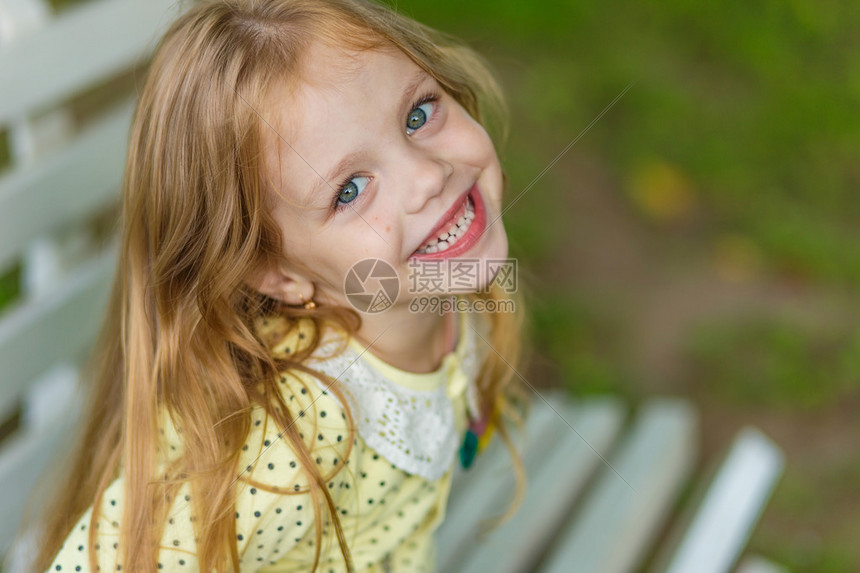 大自然中一个金发长的可爱女孩的画像高清图片下载-正版图片507307437-摄图网