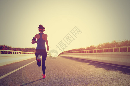 在日出路上奔跑的年轻健身女跑者高清图片下载-正版图片507261496-摄图网