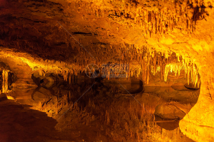 美国弗吉尼亚Lurray洞穴镜像池中有反射的粉状物和stala高清图片下载-正版图片507324069-摄图网