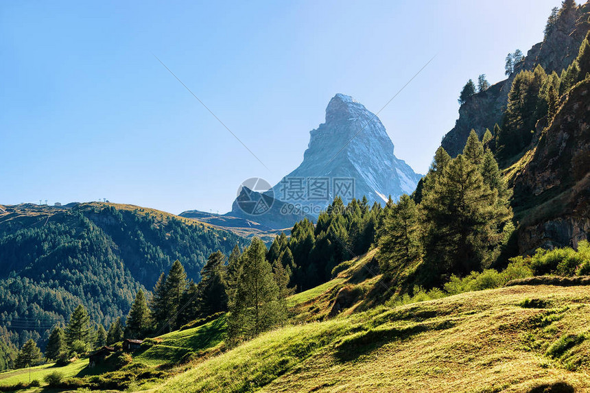夏季在瑞士泽马特Zermatt用绿色山谷和传统的瑞士小屋对Matterhorn山高清图片下载-正版图片507336977-摄图网