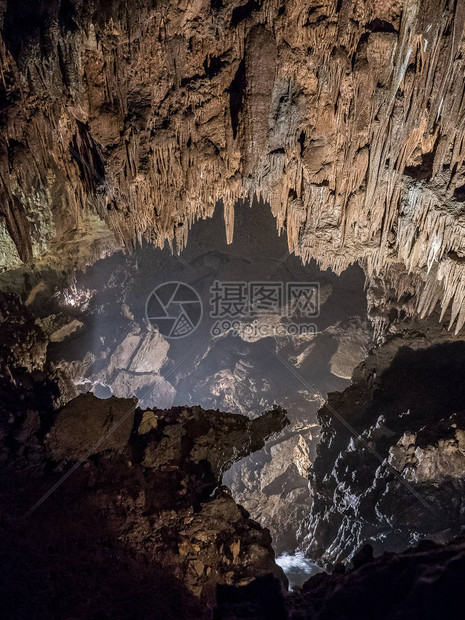 在西班牙莱昂的瓦尔波克罗洞穴中形成隧道的Stala高清图片下载-正版图片507337246-摄图网