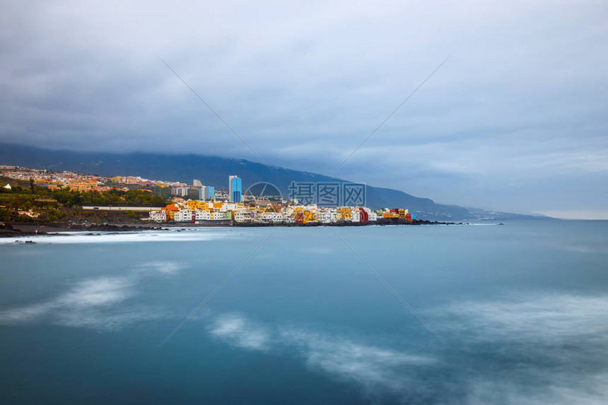 西班牙加那利群岛特内里费岛拉克鲁斯港的景色高清图片下载-正版图片507345635-摄图网