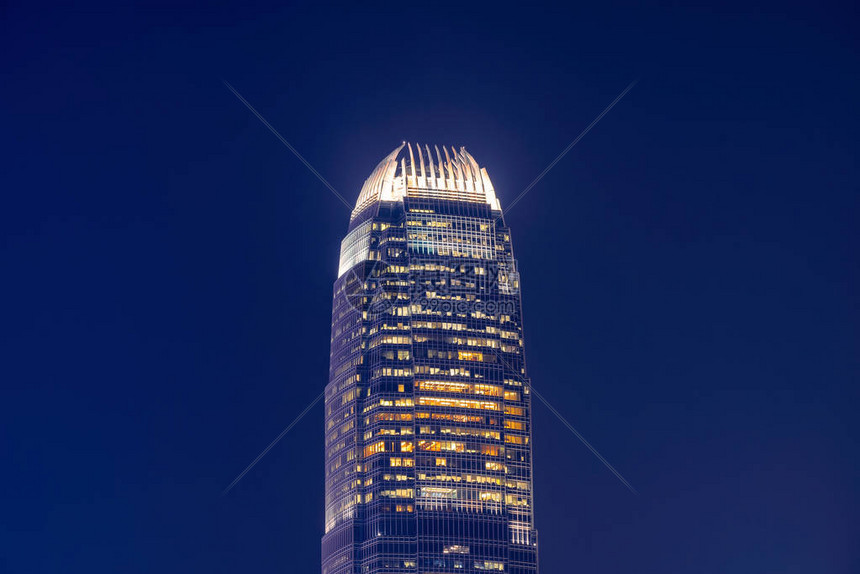 夜间近距离观察香港标志办公大楼高清图片下载-正版图片507348052-摄图网