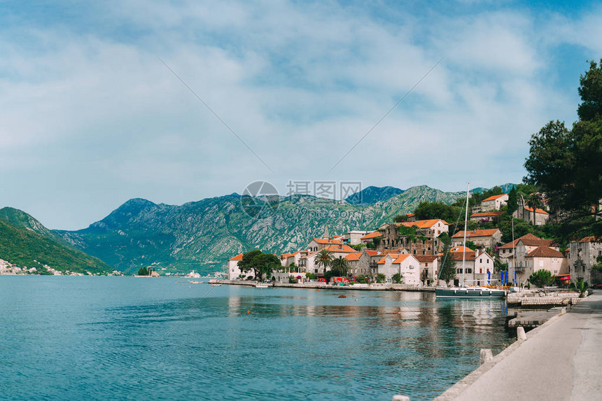 黑山科托尔湾岸边的佩拉斯特老城亚得里亚海和巴尔干半岛的古建筑欧高清图片下载-正版图片507365307-摄图网
