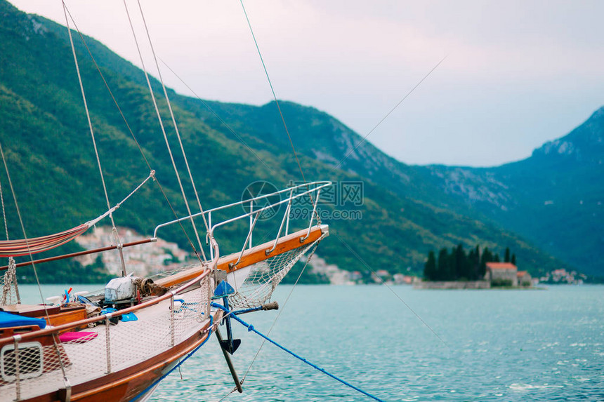 游艇船在科托尔湾亚得里亚海黑高清图片下载-正版图片507365403-摄图网