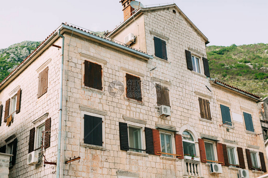 黑山科托尔湾岸边的佩拉斯特老城亚得里亚海和巴尔干半岛的古建筑欧高清图片下载-正版图片507365423-摄图网