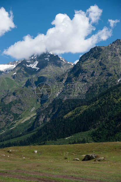 格鲁吉亚在雪山上旅行高清图片下载-正版图片507367809-摄图网
