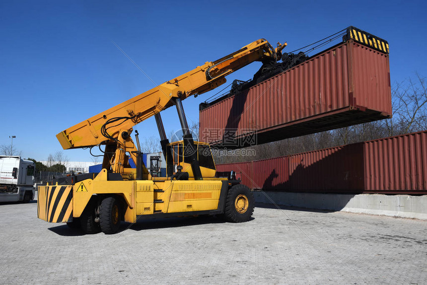 装有红色集装箱载的集装箱卸车高清图片下载-正版图片507370438-摄图网
