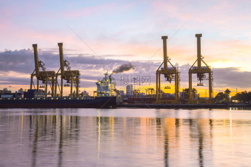 日出时在造船厂工作起重机起重桥用于后勤高清图片下载-正版图片507371803-摄图网