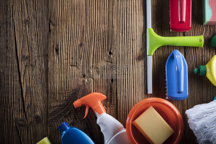 绿色木制桌子上各种多姿彩的清扫房屋产高清图片下载-正版图片507375420-摄图网