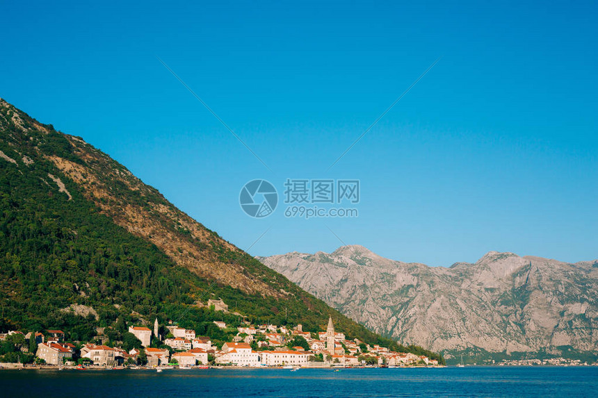 黑山科托尔湾岸边的佩拉斯特老城亚得里亚海和巴尔干半岛的古建筑欧高清图片下载-正版图片507376343-摄图网