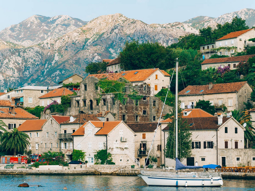 黑山科托尔湾岸边的佩拉斯特老城亚得里亚海和巴尔干半岛的古建筑欧高清图片下载-正版图片507376456-摄图网