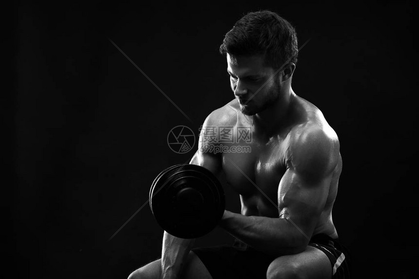 单色摄影棚拍摄了一位年轻英俊的男健美运动员举重与哑铃copyspace二头肌身体躯干生活方式嬉戏男野蛮强大的高清图片下载-正版图片 ...